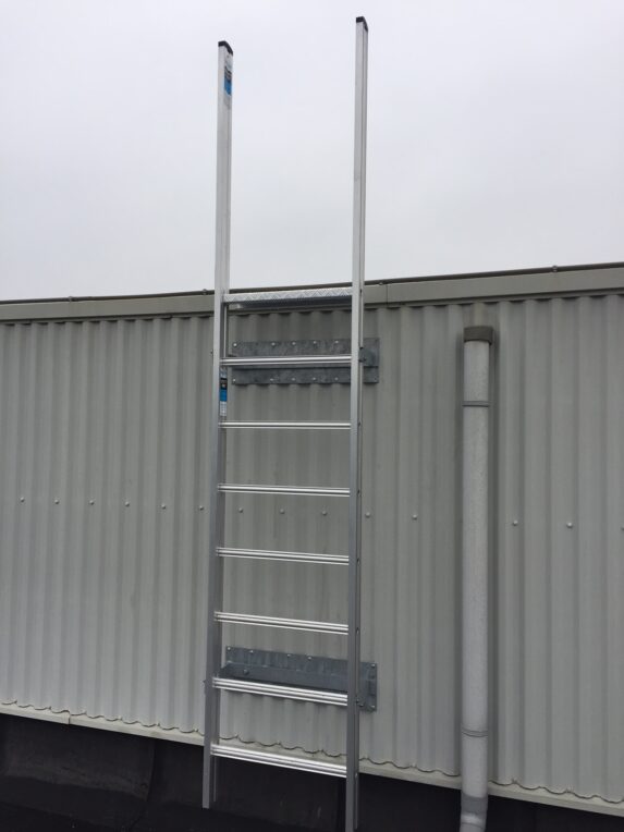 Home Gevelladders Gevelladder GLS 1500 met uitstaptrede – 1.5m hoog