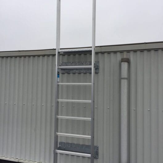 Gevelladder GLS 2500 met uitstaptrede - 2.5m hoog - kooiladderspecialist.nl